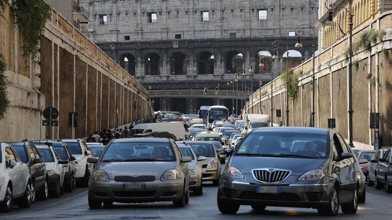Traffico, Roma è la città peggiore d'Italia! Quante ore passiamo in ...