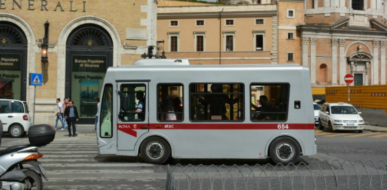 Roma, nella morsa dello smog, piange i bus elettrici a emissioni zero