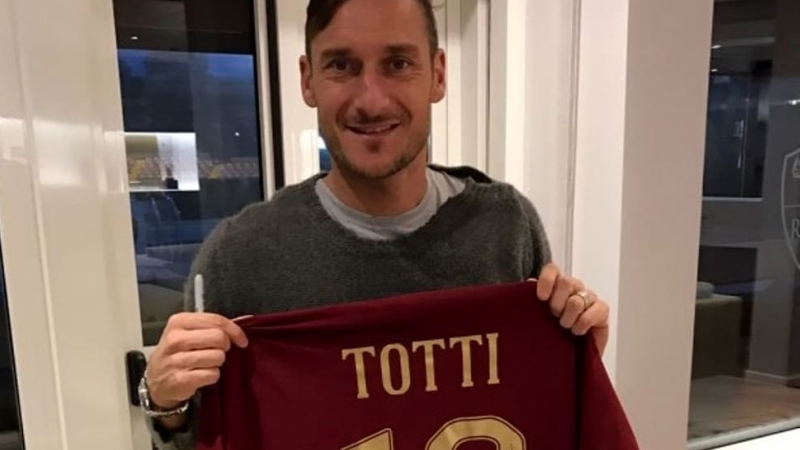 Roma, la maglia di Totti dell'ultimo derby all'asta per Amatrice ...